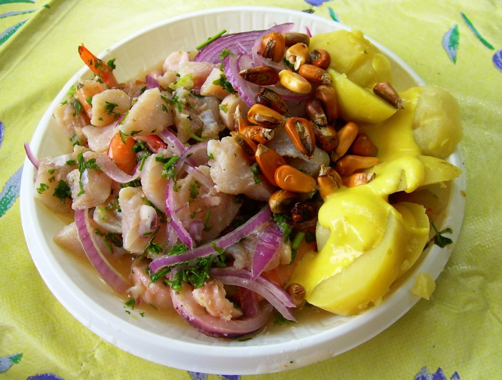 Ceviche_with_cancha_at_Peruvian_Market,_Caracas - Viajar por Perú