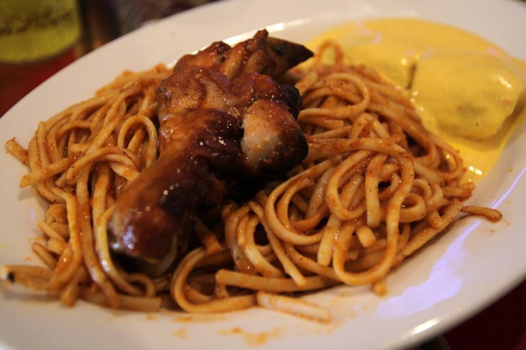 Tallarines rojos con pollo: aprende a preparar esta infaltable receta ...